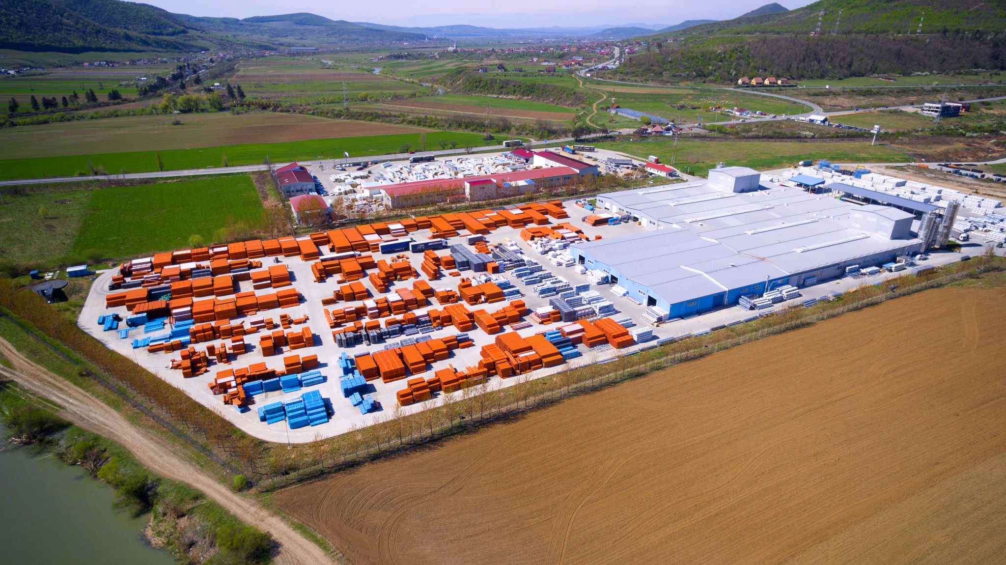 A romániai TeraPlast magyarországi cégeket vásárolt - AzÜzlet